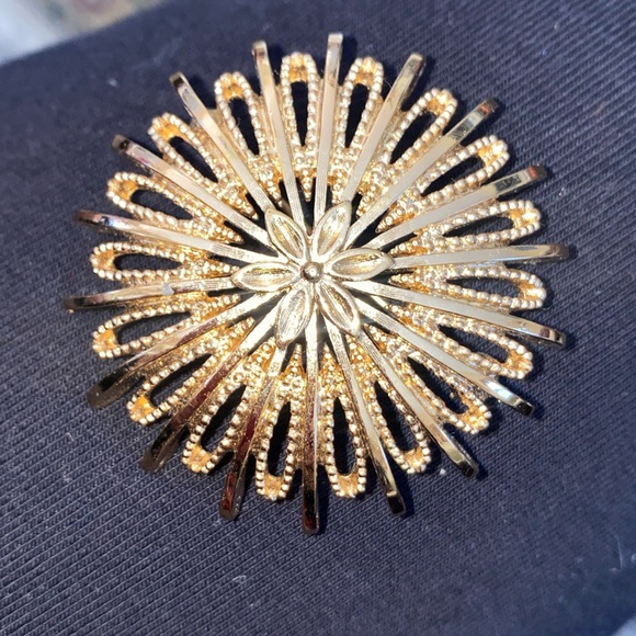Monet | Jewelry | Monet Flower Brooch Gold Tone Signed Vintage Measures ...